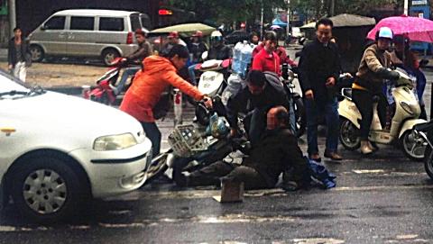 老大爷骑电瓶车被撞伤, 自称弱势群体要赔偿, 交警只罚司机200元