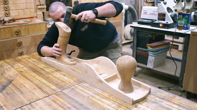 牛人制作超大号木刨,要两人才能用,这得多宽的木板才适用呀