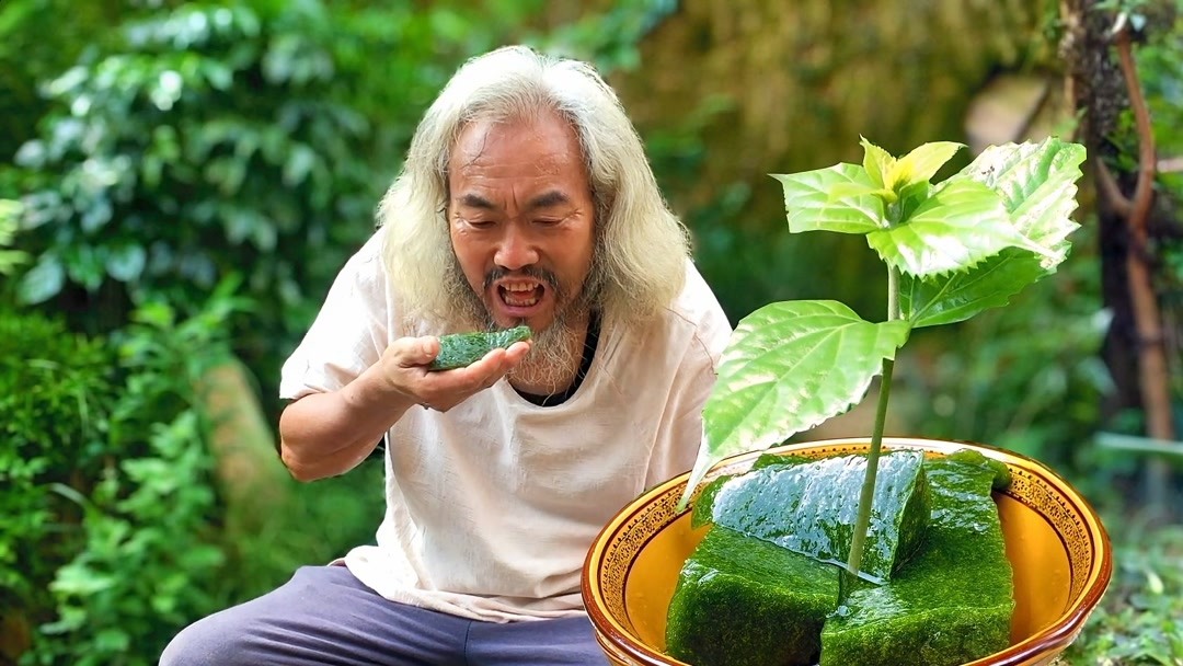 老爷爷用树叶制作豆腐,需要加入草木灰,湖南农村比较常见