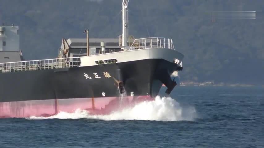 头轻脚重,轮船的球鼻艏都浮在水面上了