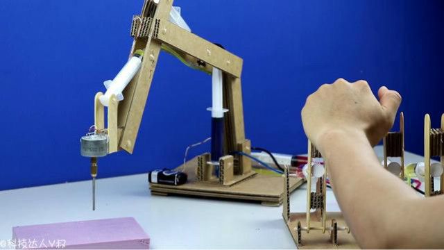 实拍牛人用废纸板自制打桩机,比几百块买的模型好玩多了!