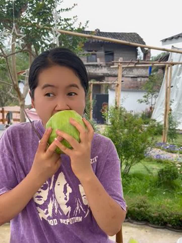 自从尝试了这种豪横吃玉菇瓜的方法,她现在不切了都直接啃