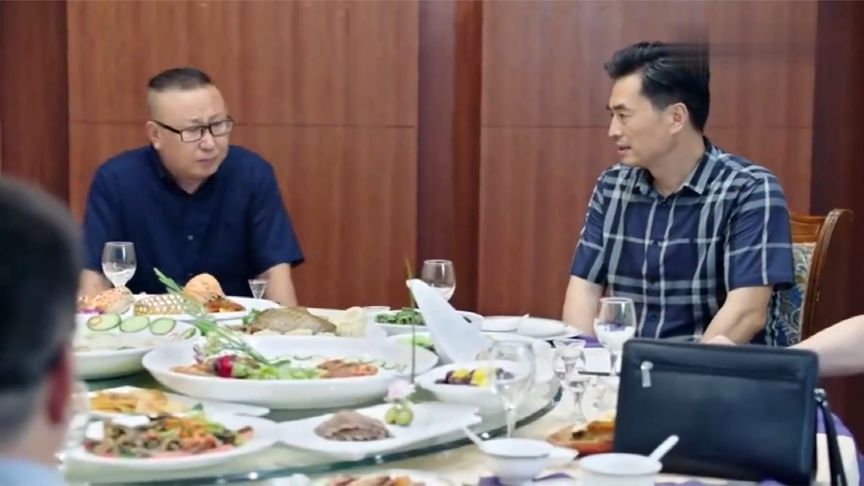 副局拿公款请客户大吃大喝,局长一看账单,进屋怒砸酒