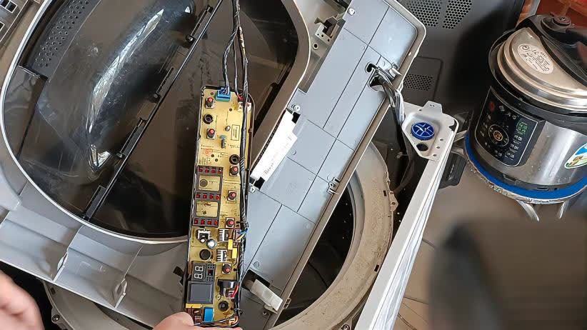 全自动洗衣机头天好好的,第二天插电无显示什么故障?