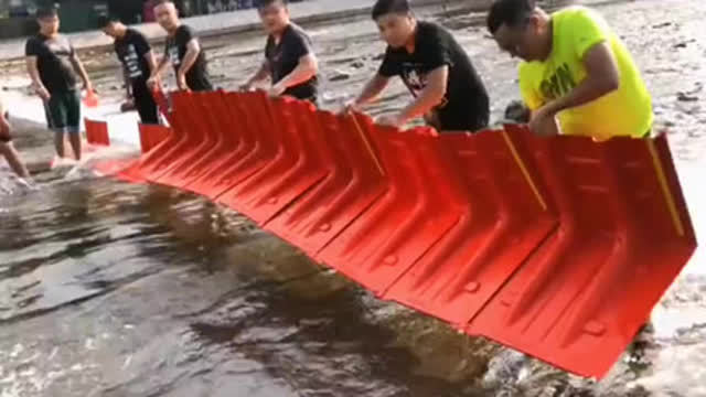 牛人发明防洪神器,搭建只需2分钟,将洪水拒之门外!