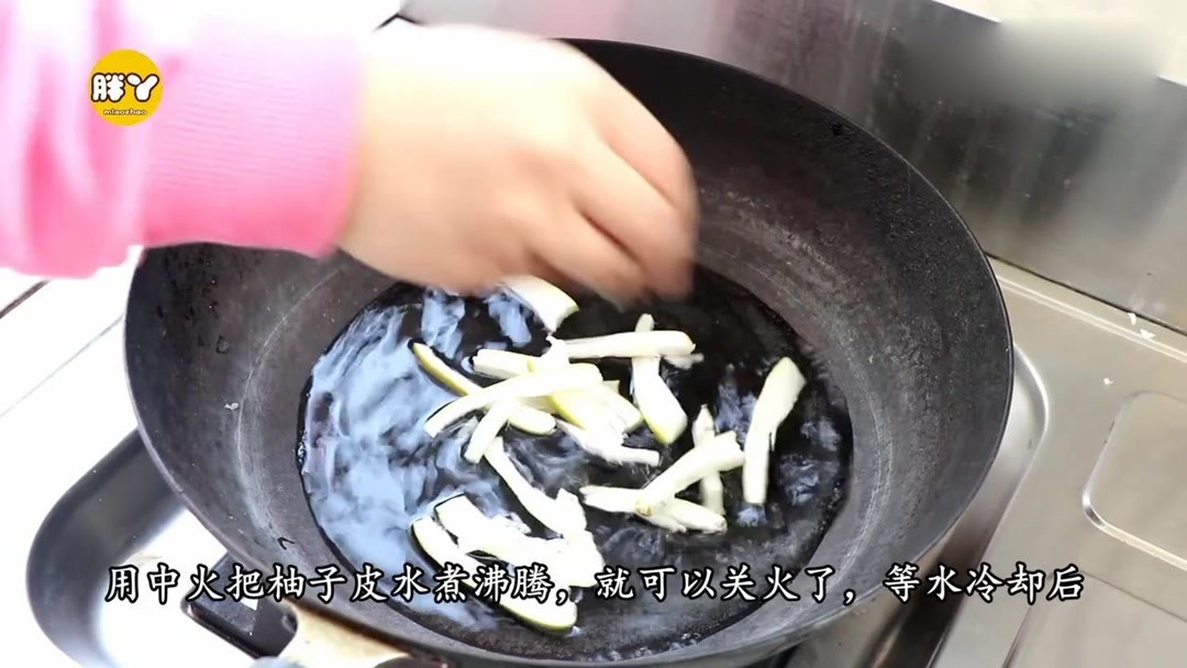 柚子皮用火烤一烤,解决了很多人的一大难题,学会涨知识了