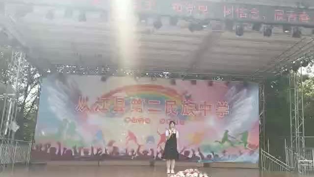 我家隔代甜心小棉袄初三毕业前的演讲比赛现场。