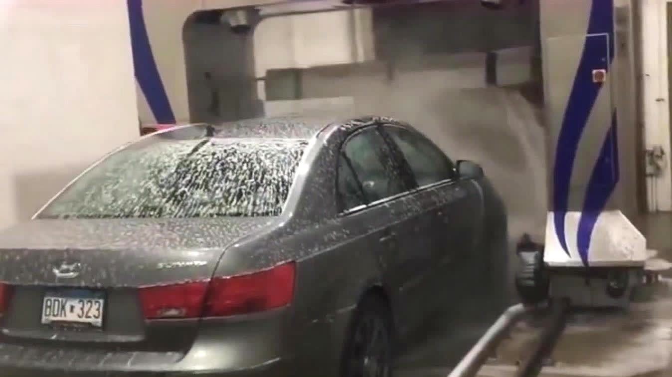 发现这种全自动的洗车设备,连轮毂也能洗干净,就是太...