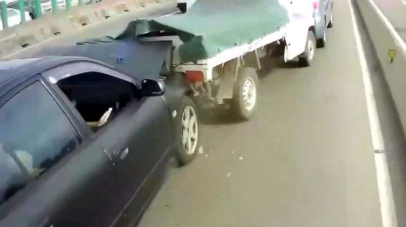 行车记录仪记录的交通事故,马路时大家的,开车一定不要太放肆!