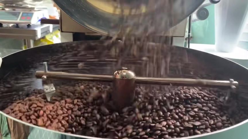 #咖啡豆 的烘焙过程 ☕️咖啡豆在锅里噼里啪啦的作响