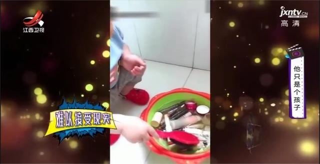 宝宝正在卫生间里,给妈妈的化妆品泡澡,妈妈难以接受现实