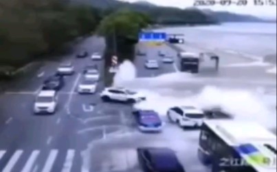 钱塘江大潮有多凶,汽车直接被冲走!