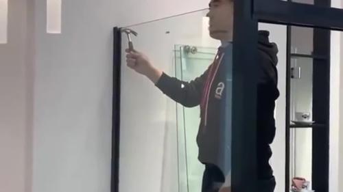 老师傅就是有经验,一锤子下去,透明的玻璃变成磨砂玻..