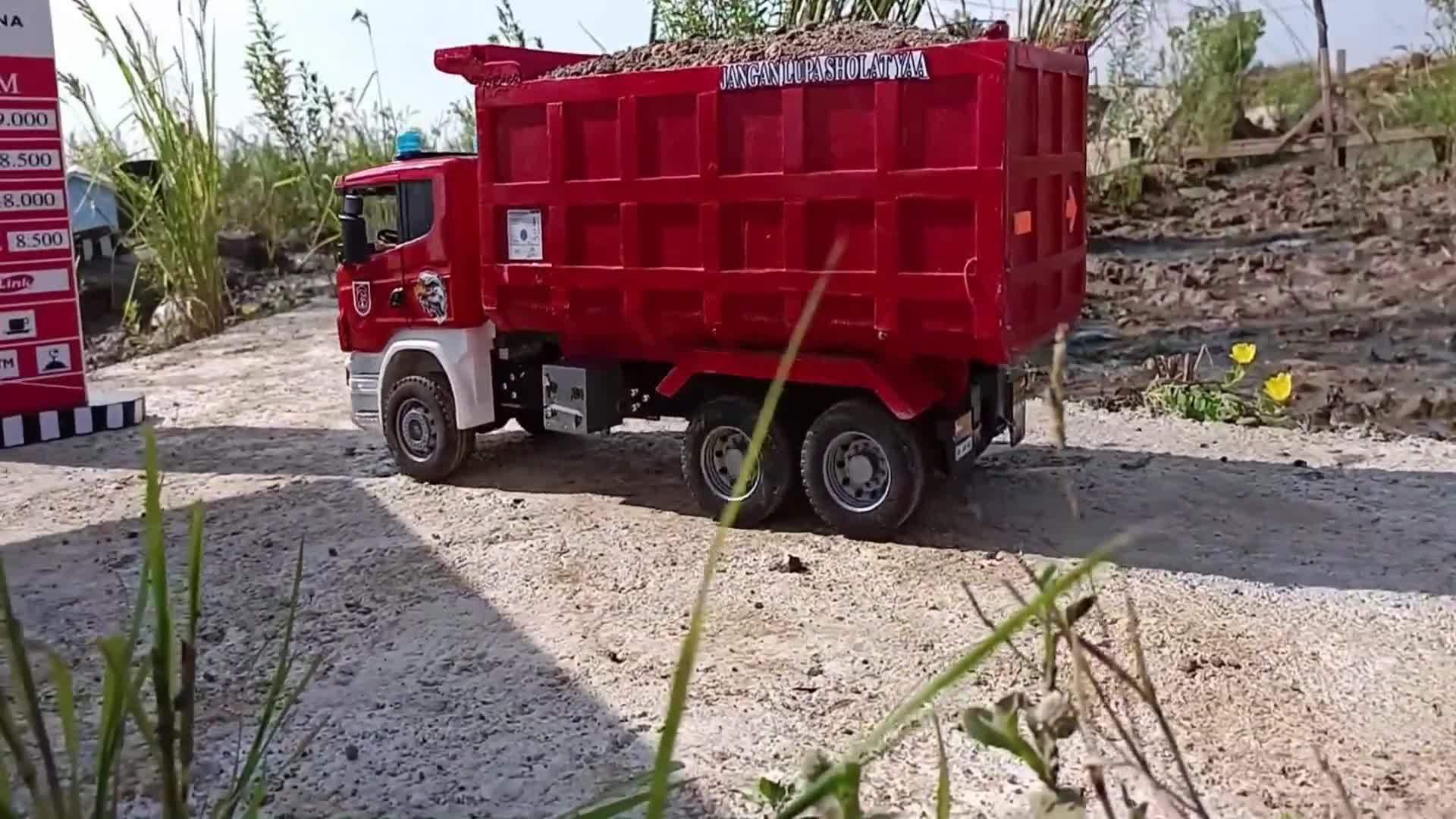 彩色自卸卡车模型玩具运输沙石