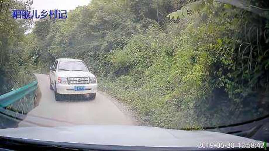 山村公路那么窄,怎么会车呢?行车记录仪回放给您解答!
