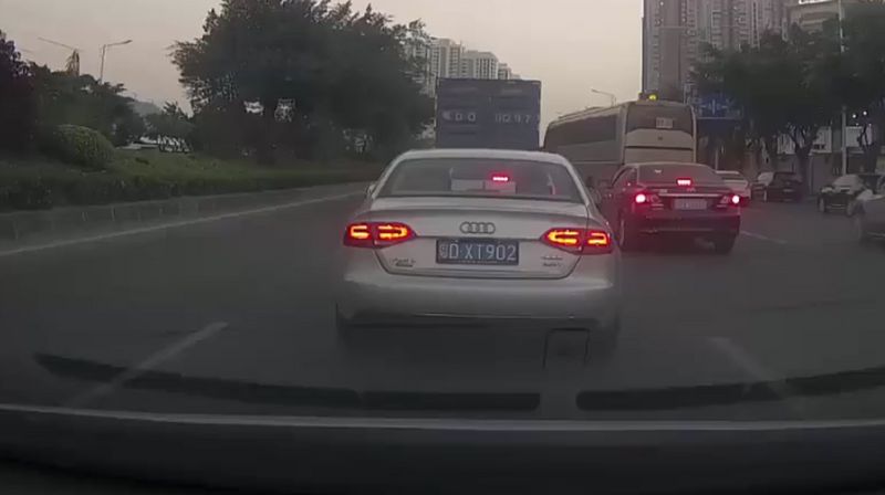 女子骑电动车在机动车道逆行,钻车缝横穿马路,结果是标准的结局