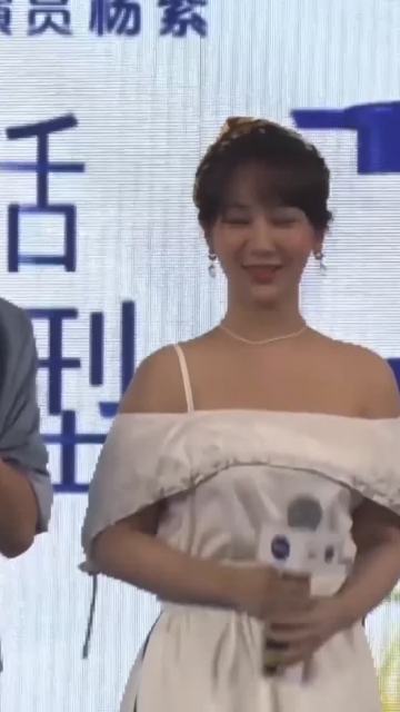 #杨紫出席活动鞋根太高了怕摔倒