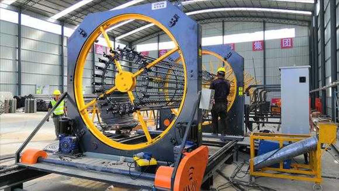 大型全自动钢筋笼滚焊机,边滚边焊接,这样工作效率非常高啊!