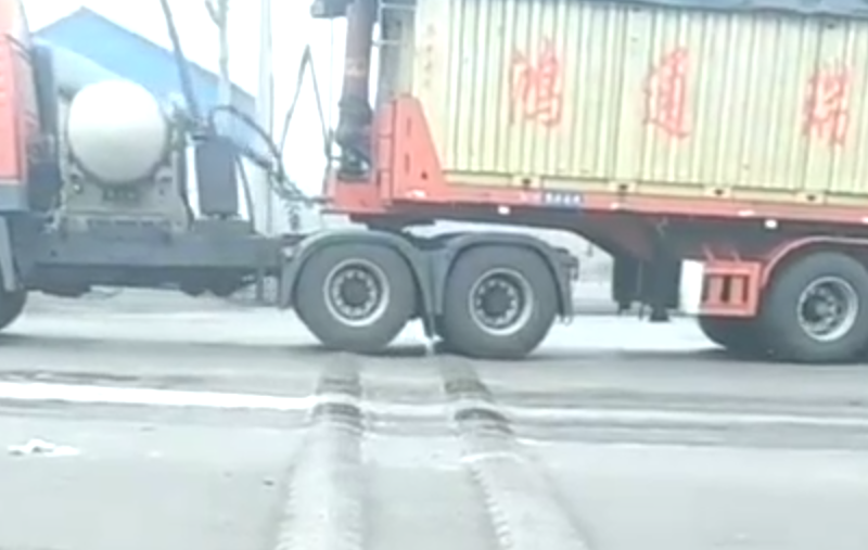 同样都是大卡车,过减速带的差距也太大了吧?