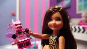 芭比娃娃定格动画,芭比妈妈给小宝宝买了礼物,小宝宝好高兴