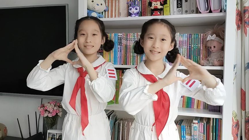 沈阳铁路第四小学四年一班高睿笛、高睿偲同学手势舞《燎原四方》