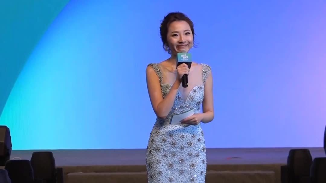 大学毕业晚会,女生盛装演唱《岁月神偷》感动全场,怀念大学时光