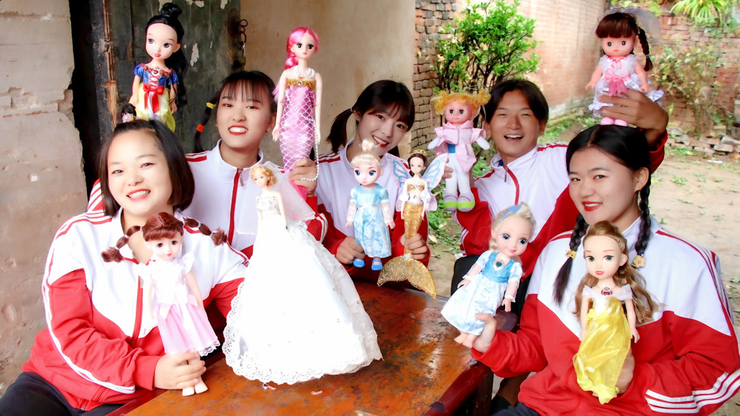芭比娃娃1:小美带芭比娃娃和伙伴分享,没想娃娃却少了一个!