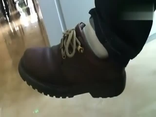 033近距离白袜皮鞋