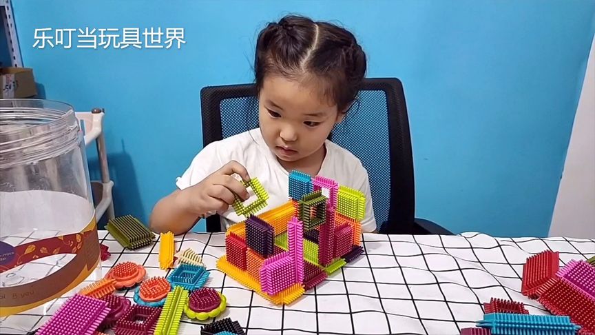 哇,乐乐用积木搭了一个漂亮的城堡!