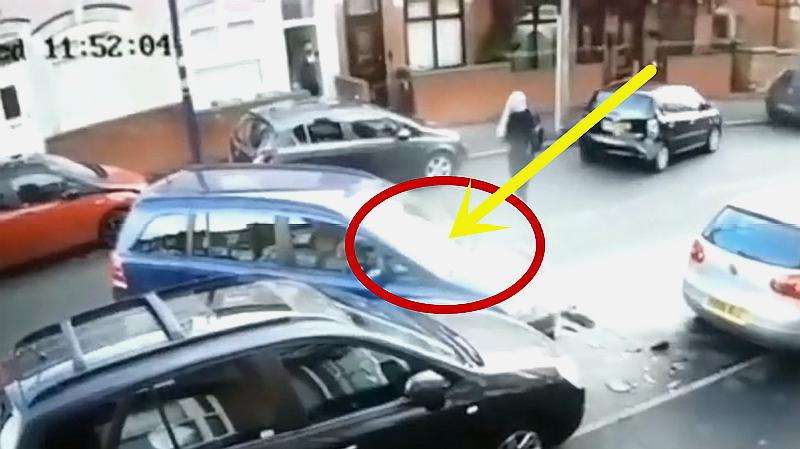 女司机路上倒车,谁知下一秒连续撞车