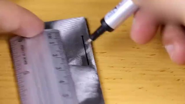 小伙做了个打孔神器,朋友都抢着要,快收藏起来