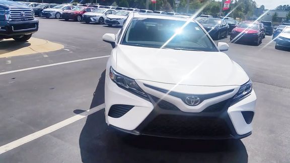 帕萨特的老对头,实拍新款凯美瑞,动力和造型提升明显,可以接受