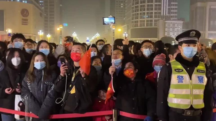 30秒|升旗仪式现场 观礼群众自发唱起《歌唱祖国》