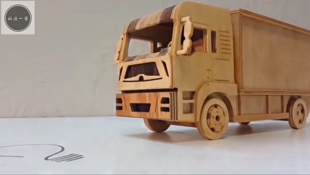 小伙用木板制作重型卡车模型,完成后太美了,就像是艺术品