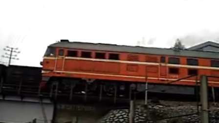 黑金货列与K230次列车通过南流江铁桥