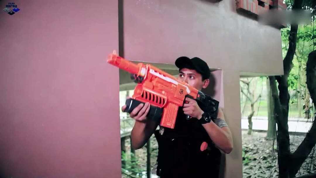 真人CS枪战-美女守物资被夺,双排闯圈内秒敌人