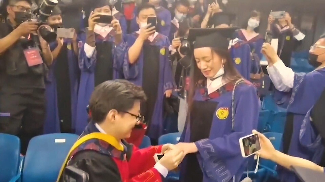 太浪漫!北大男博士在毕业典礼上向女硕士求婚,一番话感动全场