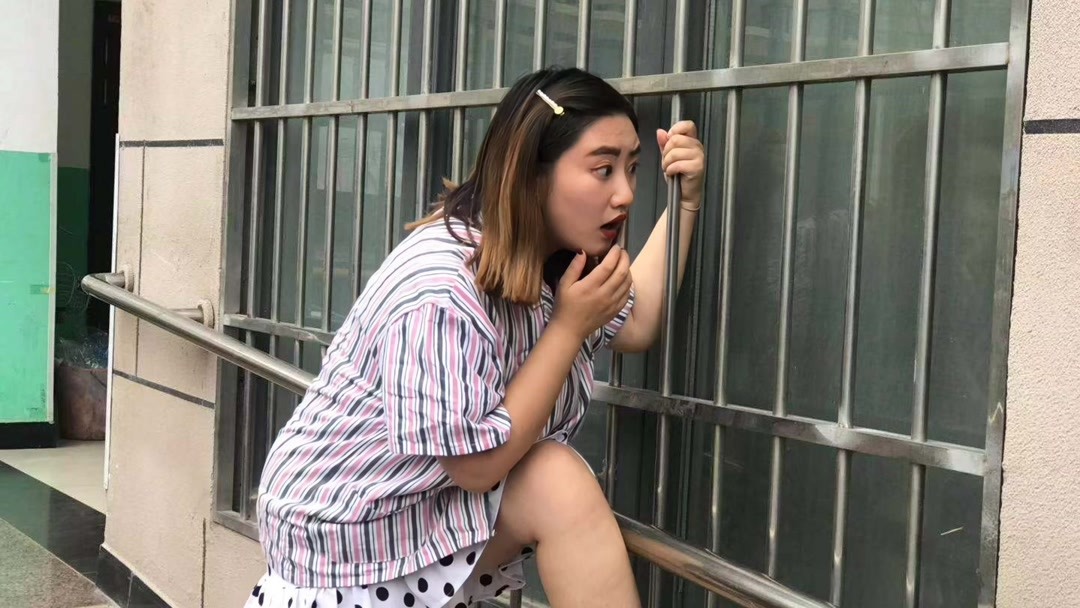 姐姐每天洗床单,妹妹趴窗户一看懵了