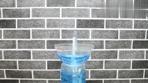 几个塑料瓶就能制成小喷泉,还不用电,成本几块钱的,硬是做出上百元的样子!