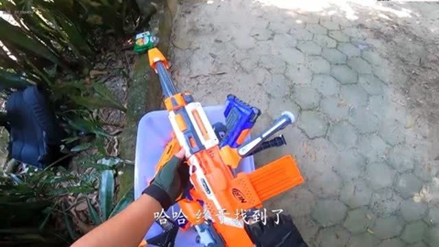 真人搞笑CS:蝴蝶哥寻找神狙死拽夫遇到宝箱,里面装有神秘武器!