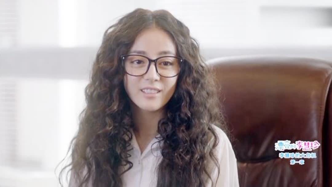 面试官提问,让大家说身边的人优缺点,女子长的丑被身边人嫌弃!