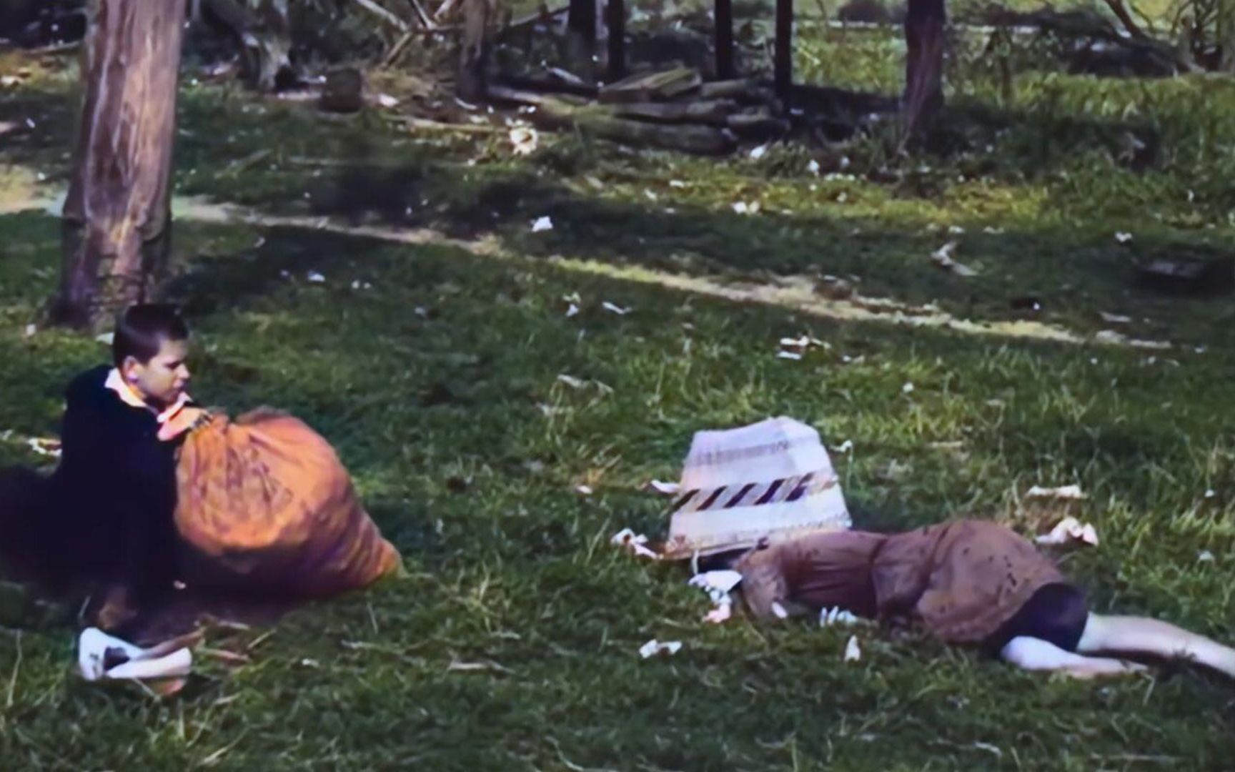 第二次世界大战真实视频,小男孩坐在被打死的母亲尸体旁