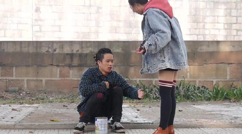 小伙街边乞讨,美女连乞丐都不放过,下一秒小伙的举动笑翻我!