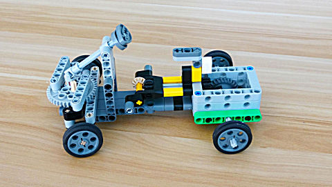 乐高积木零件做的四轮脚踏车,方向盘可以控制方向,后轮带差速器