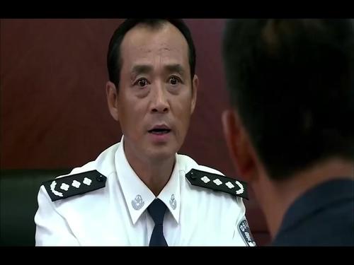 便衣警官:便衣警察上过报纸之后,怕人认出来,伪装成了这样!