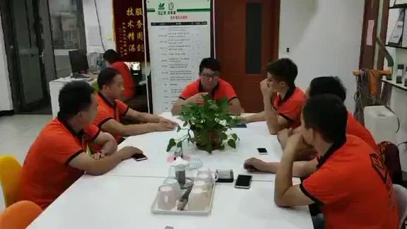 徐管家清洗团队讨论清洗过程中的细节问题,如此专业、敬业的团队,...