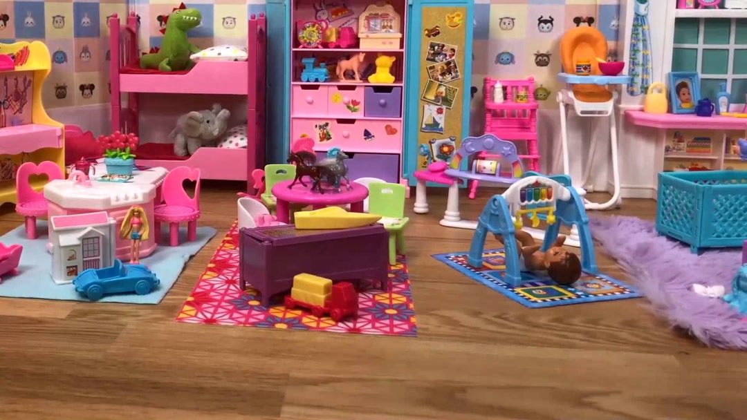 芭比玩具,芭比老师在幼儿园照顾芭比小朋友