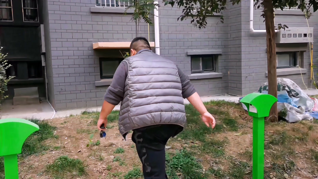 住了五年的回迁房,物业通知卖储藏室,700一平没人要,原因是啥