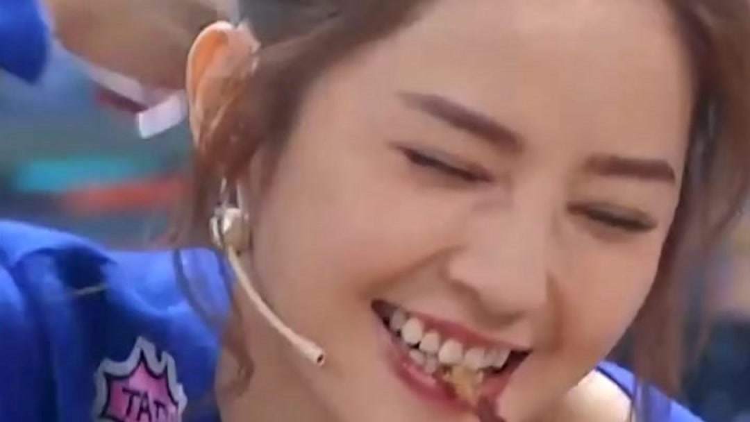 蔡卓妍上课偷吃被老师抓包 鸡爪还能挠痒痒【竖版】