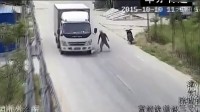 车载记录仪实拍瞬间, 这样的车祸很无奈, 让人难以平静!
